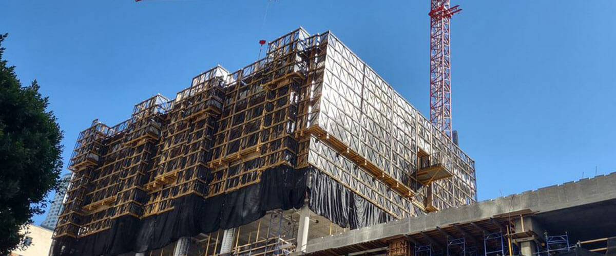 POWER SHILED Edge Protection and Safety System with lookout | EFCO Forms